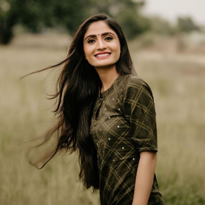 Geeta Rabari Age, date of birth, Husband, Family, education Biography ...