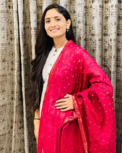 Geeta Rabari Age, date of birth, Husband, Family, education Biography ...