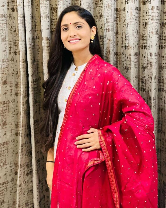 Geeta Rabari Age, date of birth, Husband, Family, education Biography ...