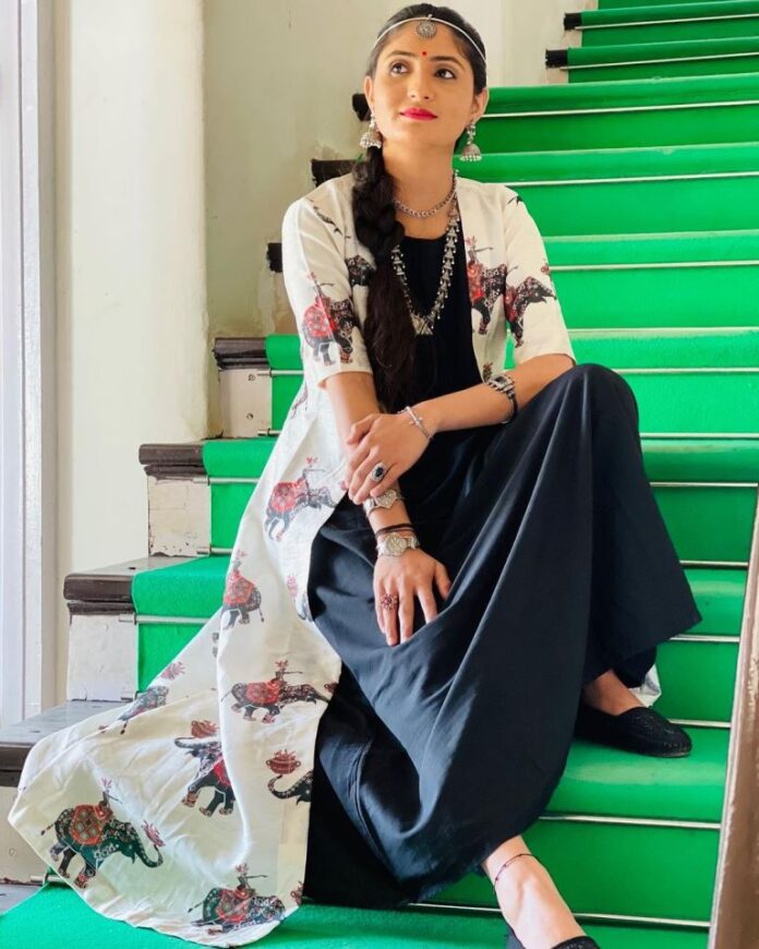 Geeta Rabari Age, date of birth, Husband, Family, education Biography ...