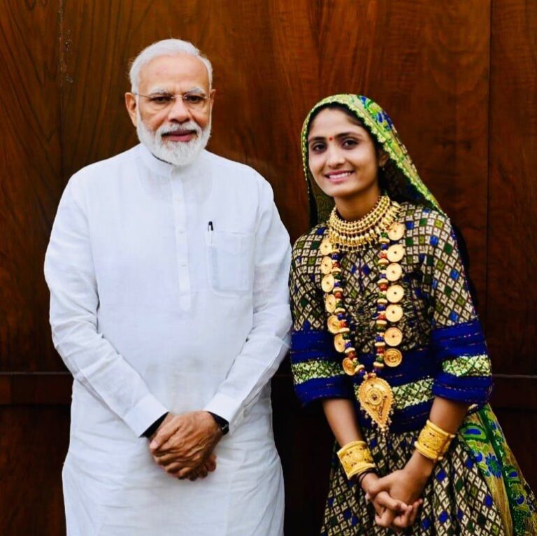 Geeta Rabari Age, date of birth, Husband, Family, education Biography ...