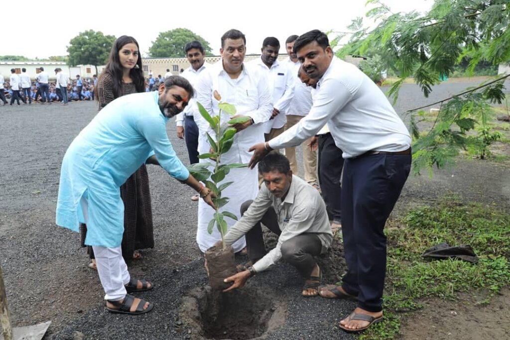 Mayabhai Ahir Age, Daughte, Son, Marriage, Brother, Program Fees, Wife ...