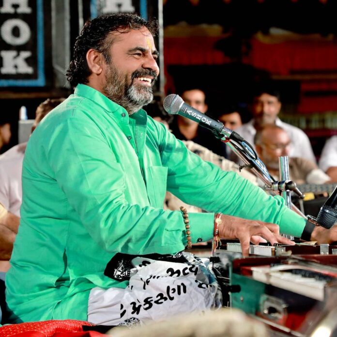 Mayabhai Ahir Age, Daughte, Son, Marriage, Brother, Program Fees, Wife ...