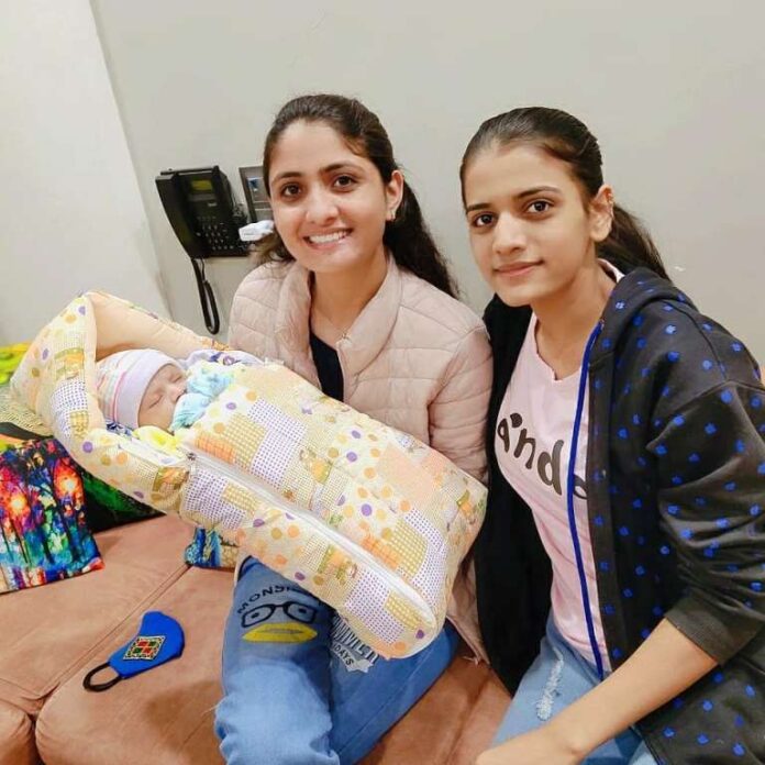 Rajal Barot Father, Sister, Birthday Date, Contect Number, Family ...