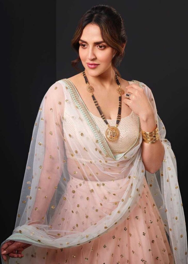 Esha Deol Age, Boyfriend, Husband, Daughter, Children, Family, Photos, Net Worth, Biography ...
